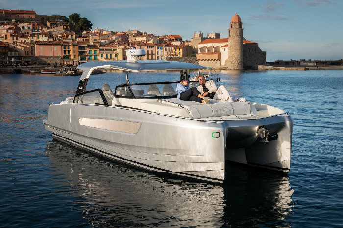 Yot power catamarans